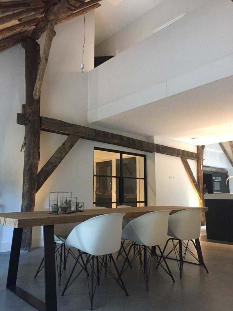drijvers-oisterwijk-interieur-houten-spant-schoon-metselwerk-gietvloer ...